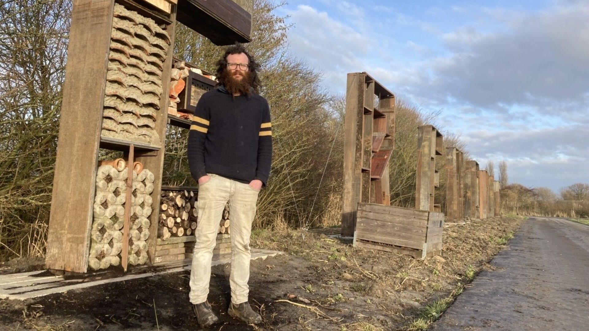 Deze metershoge letters mét een functie staan nu in Oostkapelle ...