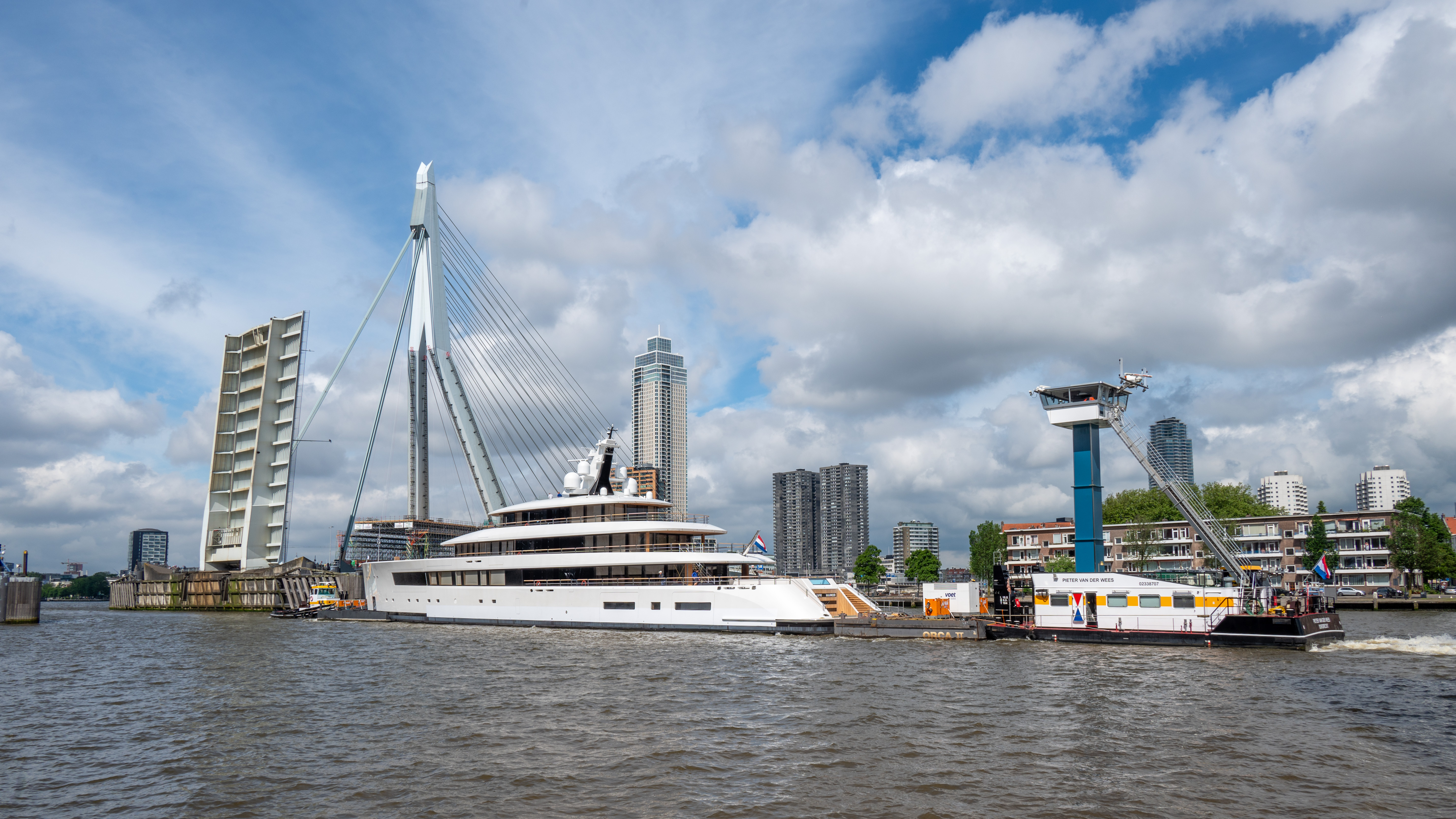 Passen en meten: dit superjacht mét zwembad past maar net - Rijnmond