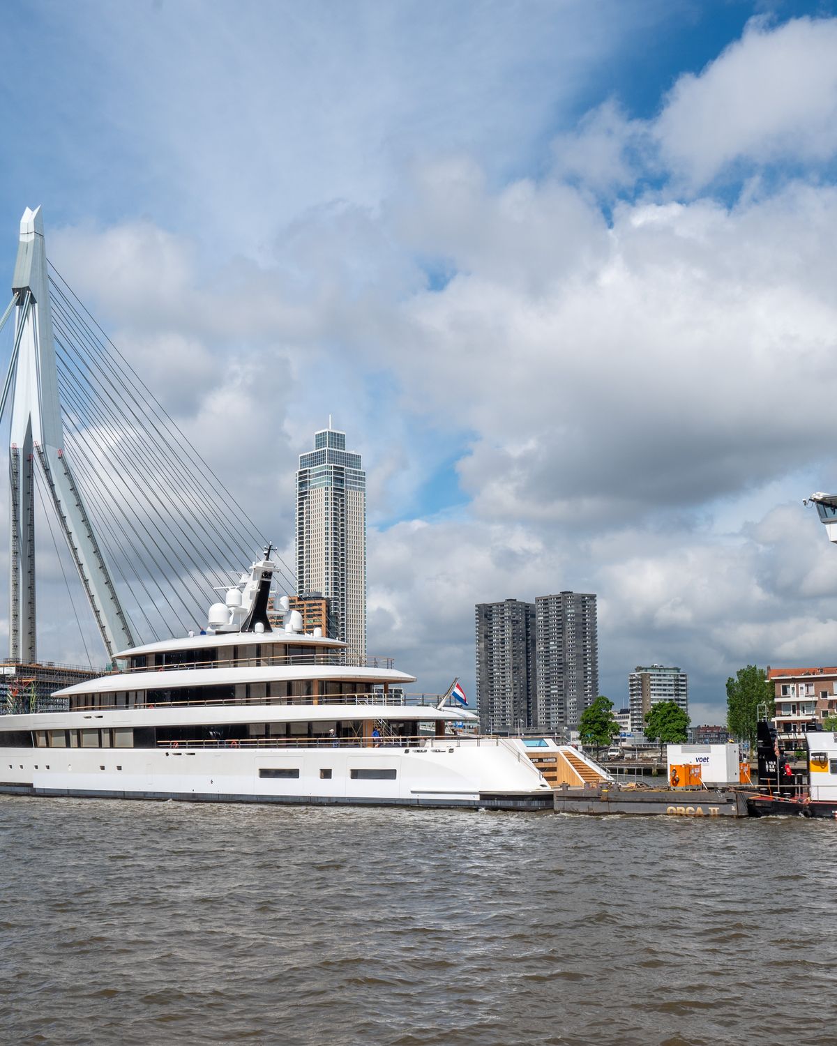 Passen en meten: dit superjacht mét zwembad past maar net - Rijnmond