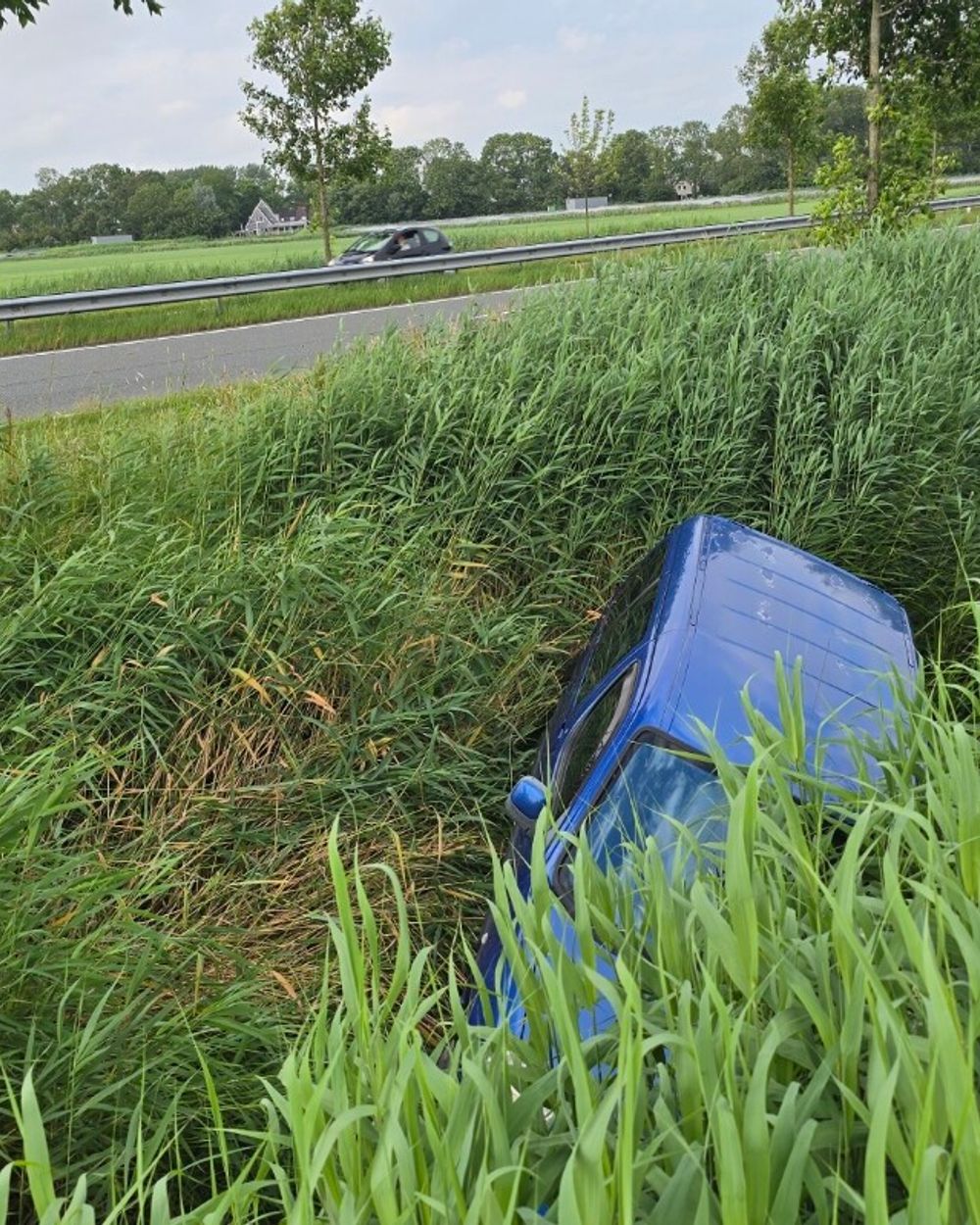 Auto in sloot in Leeuwarden | Politieboot maakt water in Lemmer - Omrop ...