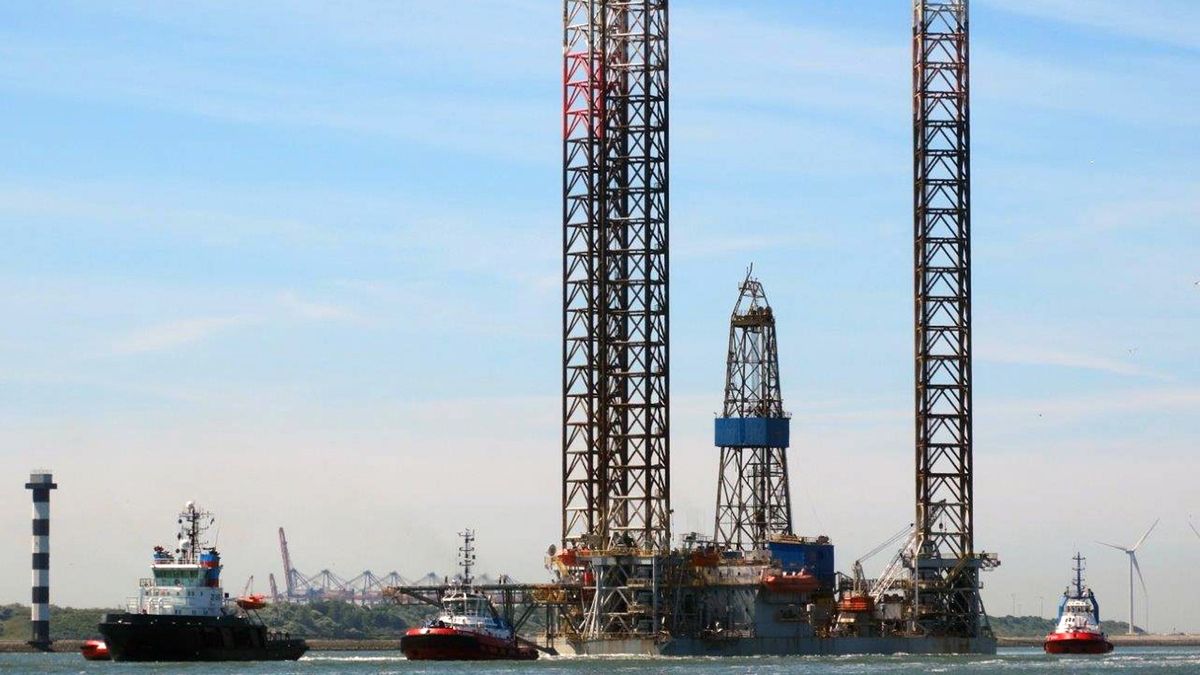 Boorplatform voor anker in de Eemshaven - RTV Noord
