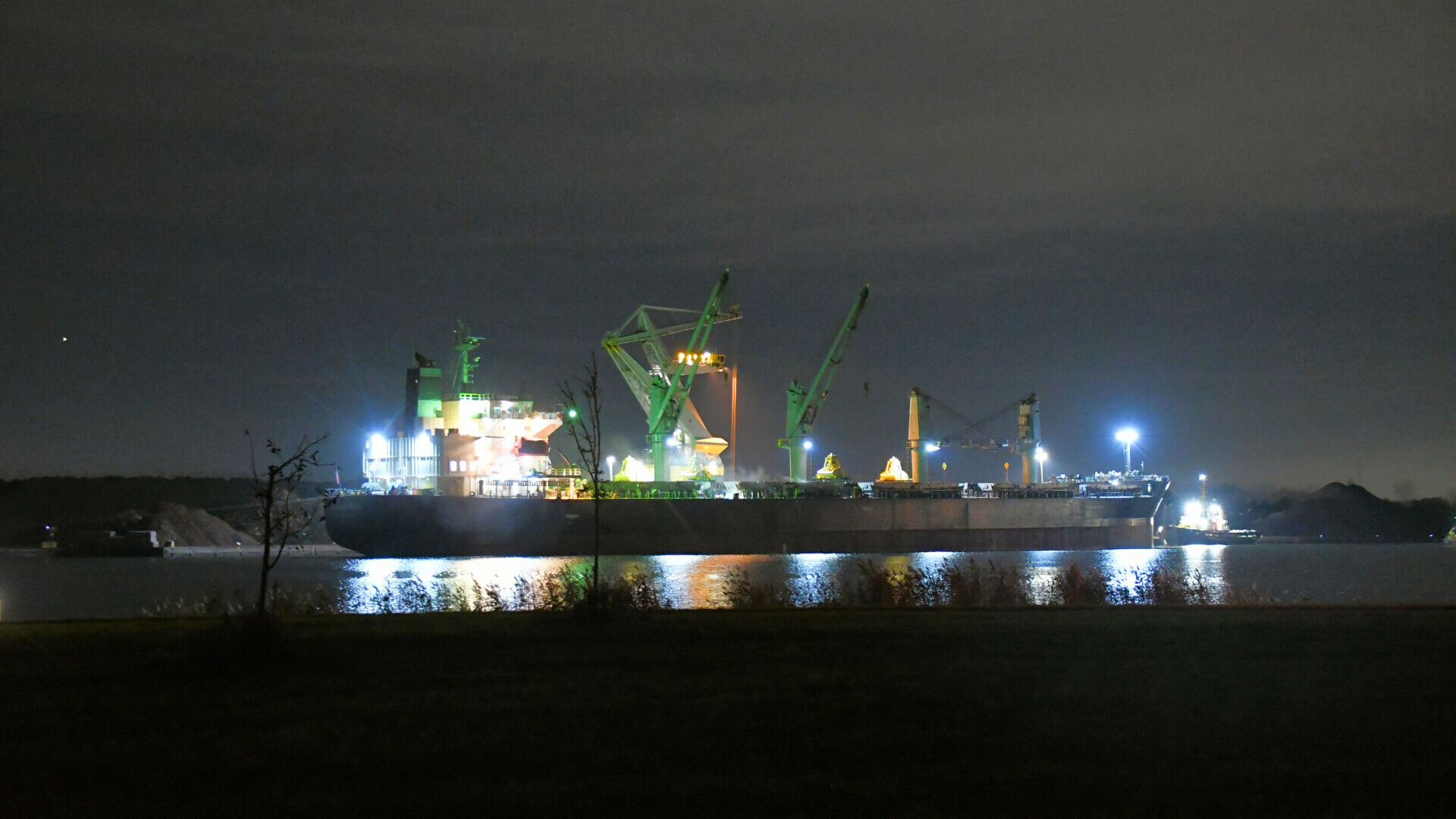 Moeilijk bestrijdbare brand in ruim van schip in haven Terneuzen ...