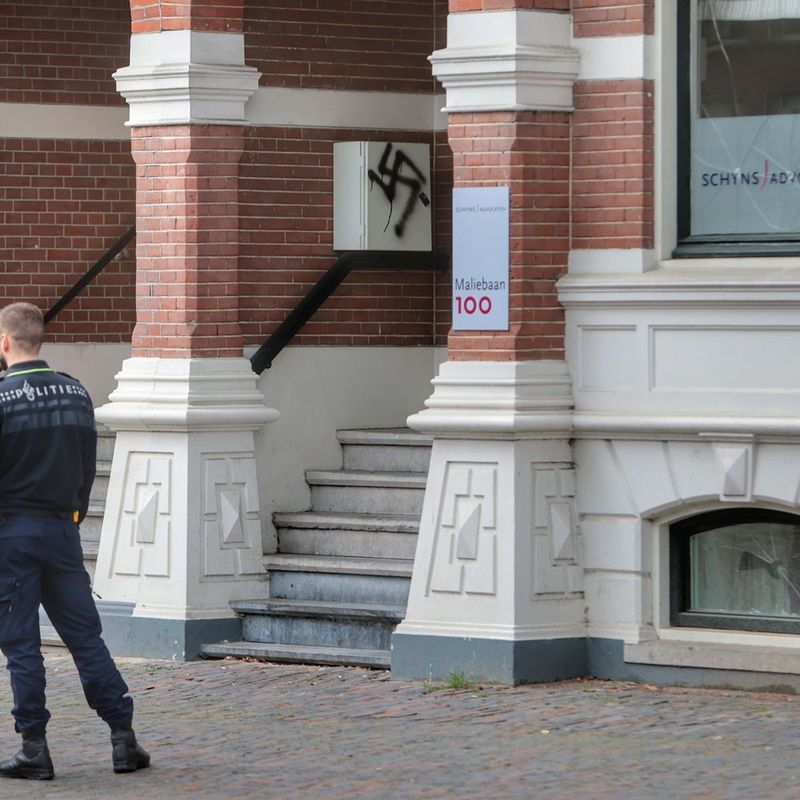 Hakenkruis op brievenbus en vernielde ramen bij advocatenkantoor ...