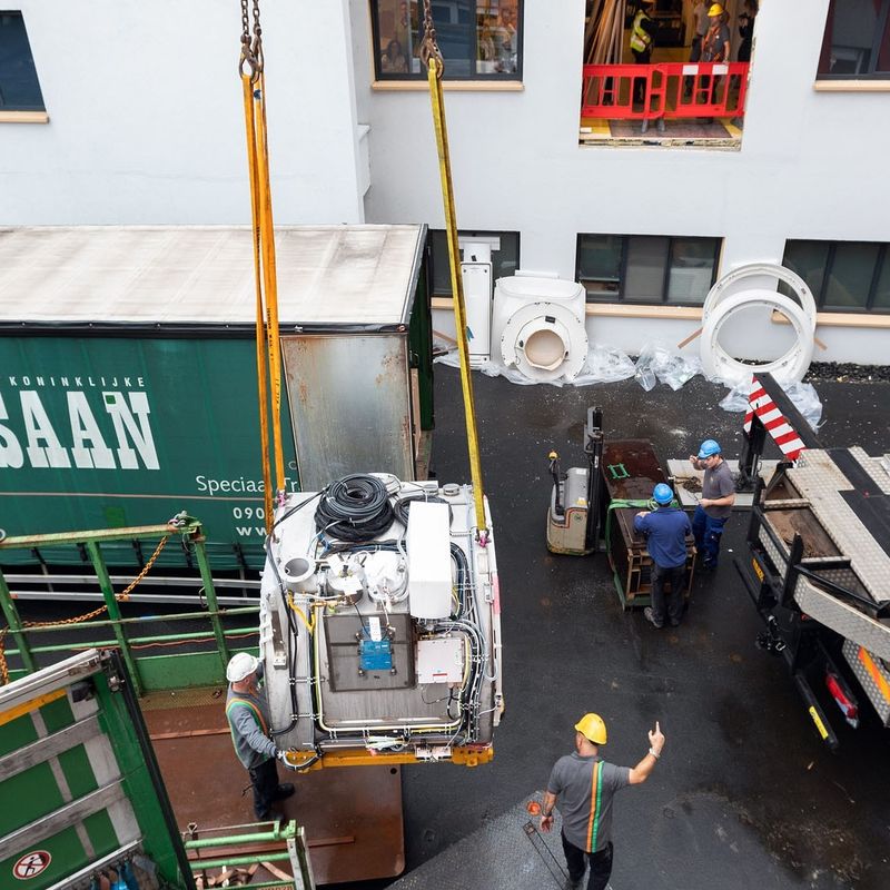 Nieuw MRI-apparaat Martini Ziekenhuis ingehesen - RTV Noord