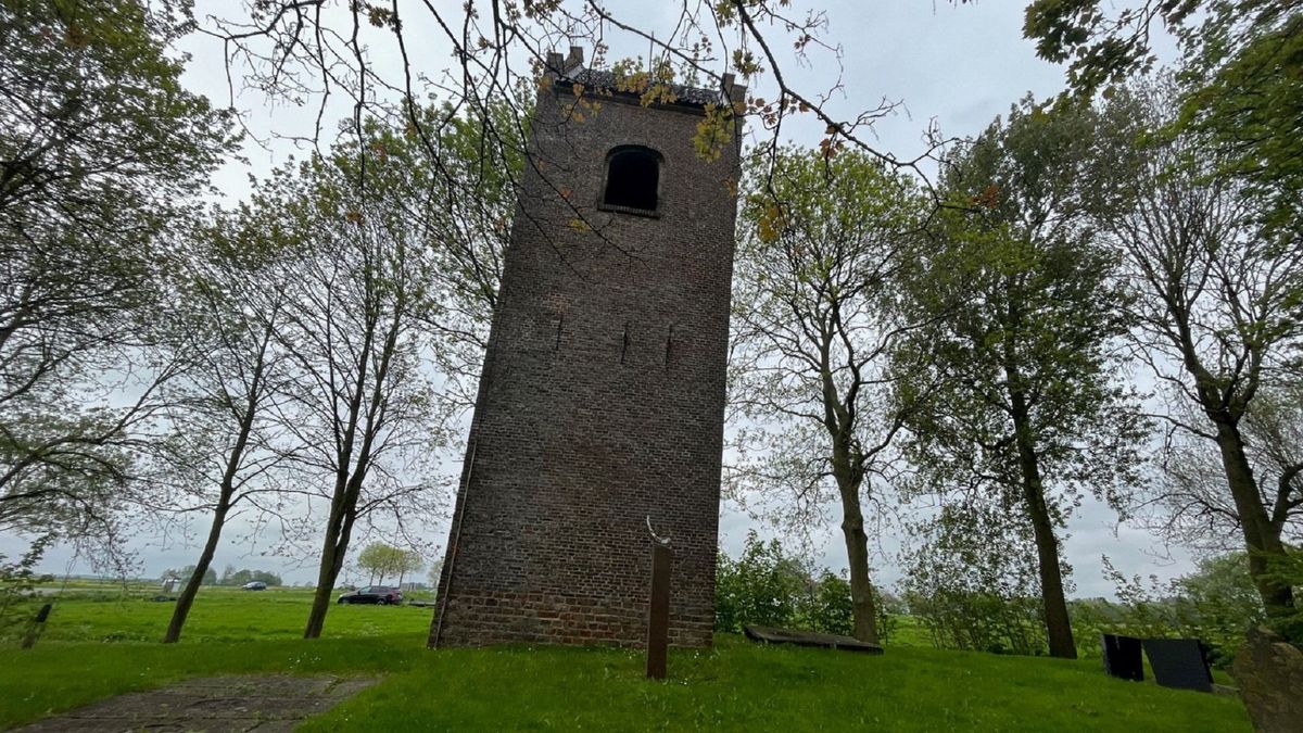 De scheefste toren van Nederland staat in Fryslân en het is niet de ...