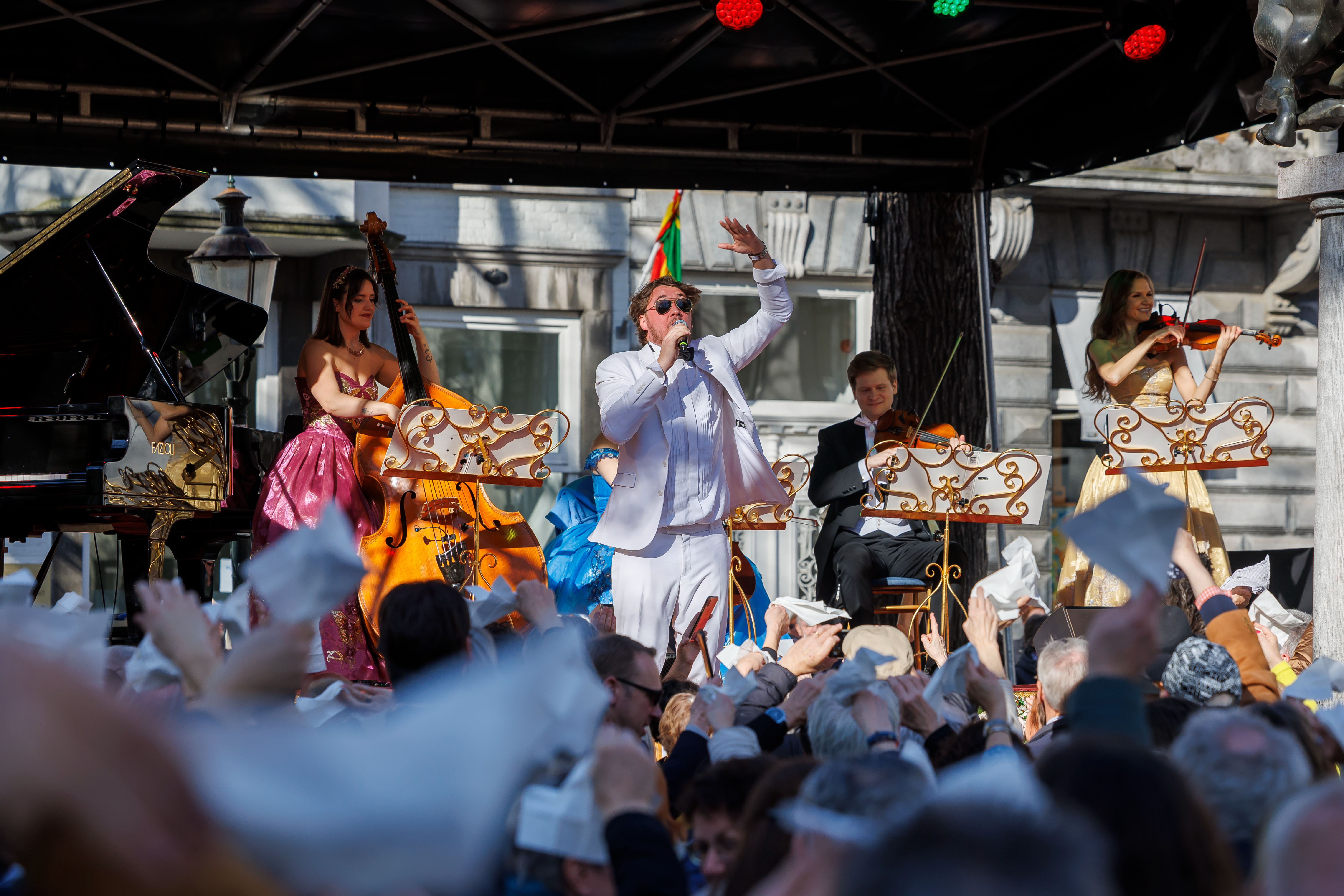 Tweede seizoen Nexflix-hit Knokke Off van start: actrice Manouk Pluis ...