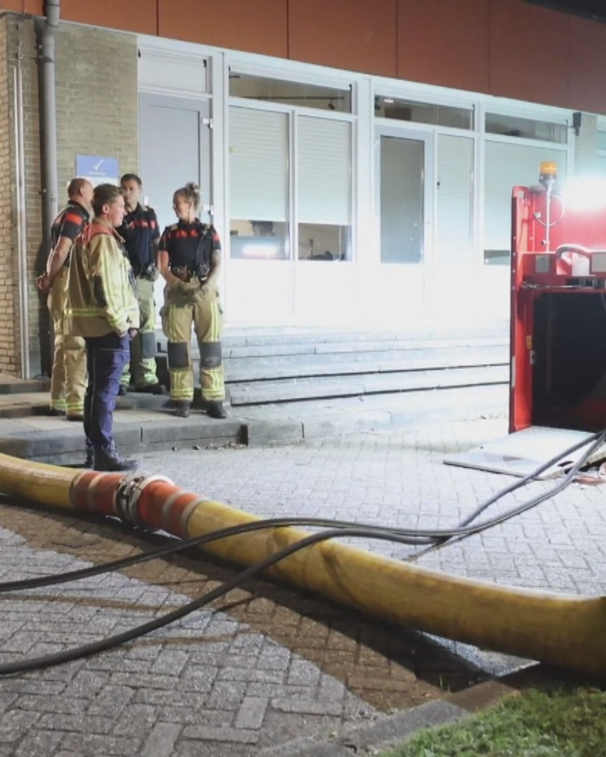 Zwembad weer deels open nadat duizenden liters water kelder in zijn ...