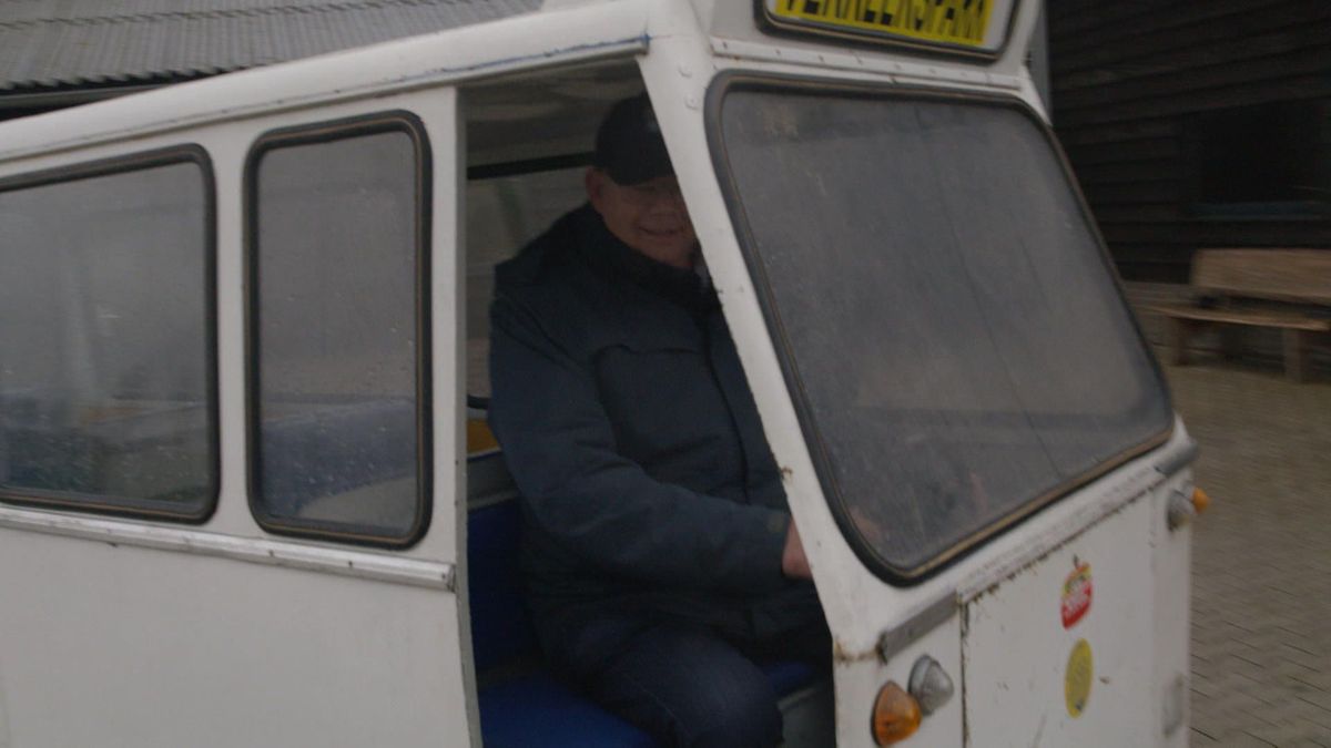 Henk is dolblij: oude bus van Verkeerspark Assen is van hem - RTV Drenthe