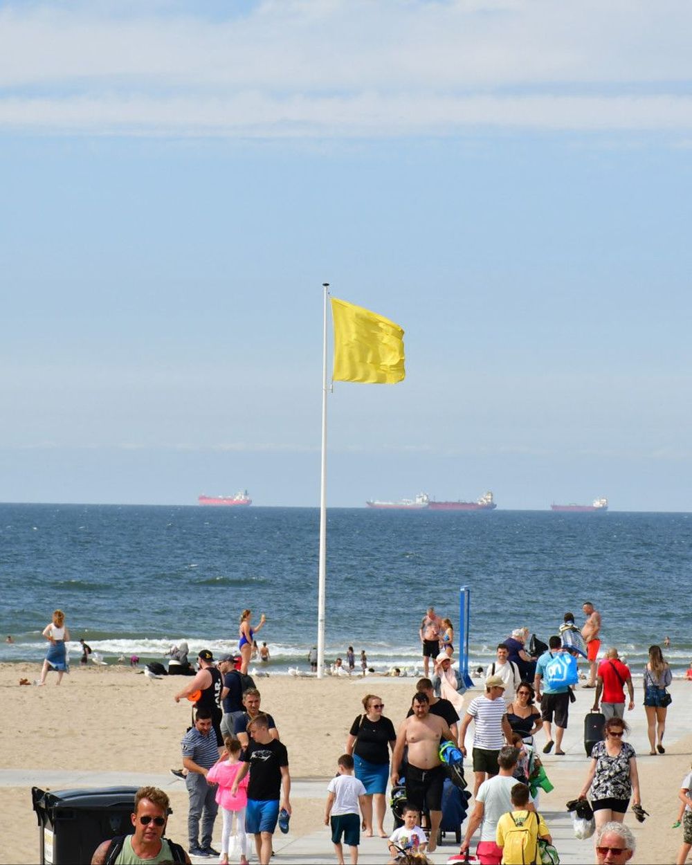 Sterke stromingen in zee: gele vlag op Haagse stranden - Omroep West