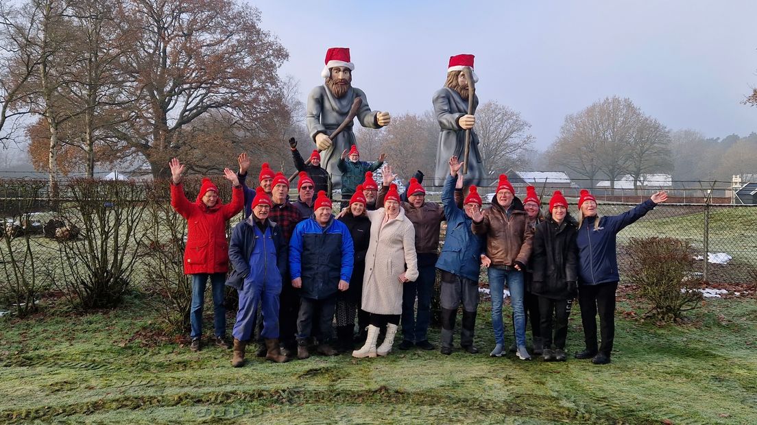 Reuzegrote kerstmutsen voor Ellert en Brammert - RTV Drenthe