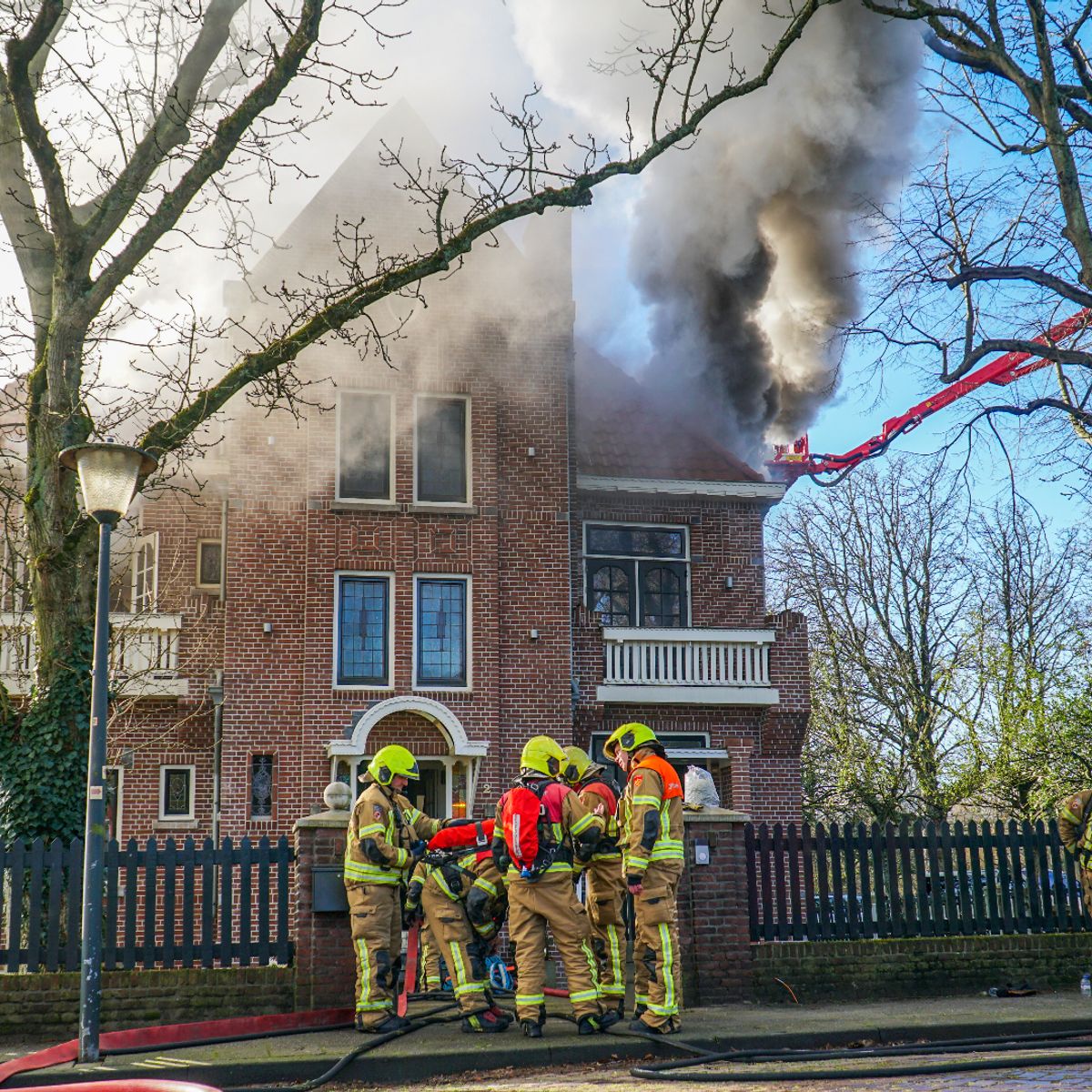 Grote uitslaande brand in historische woning - Rijnmond