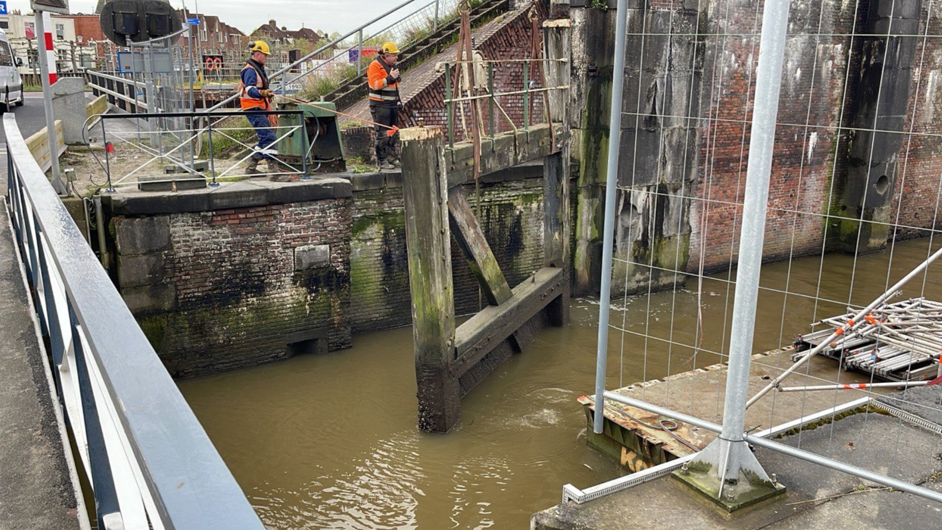 Zes loeizware sluisdeuren uit historische Hunsingosluis in Zoutkamp ...