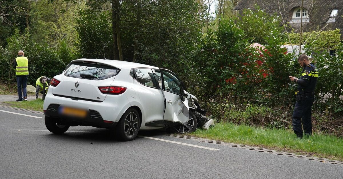 Auto botst tegen boom bij Norg, bestuurder naar ziekenhuis - RTV Drenthe