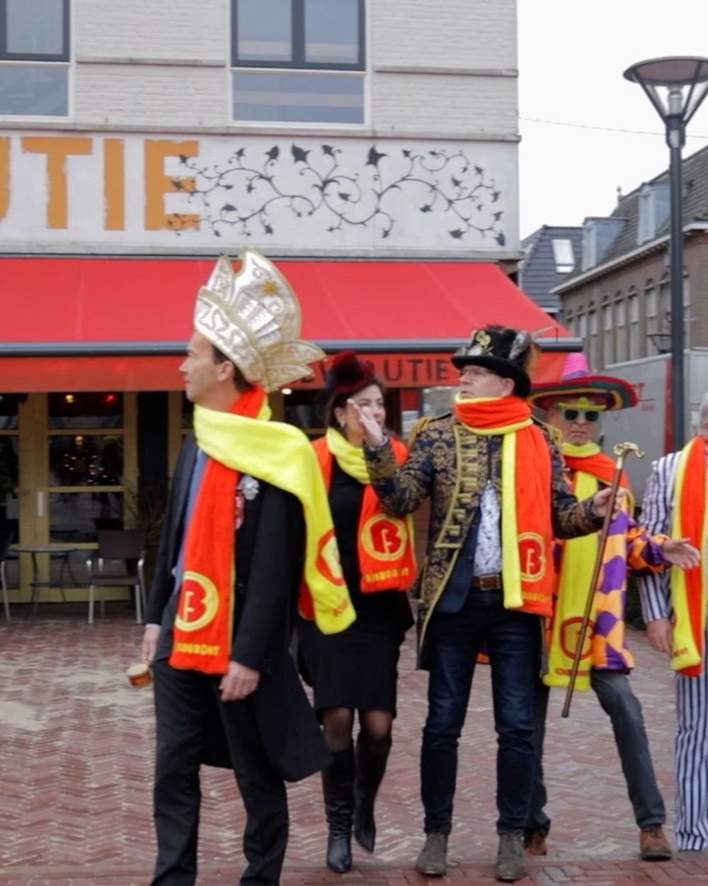 Weer ludieke carnavalsactie van burgemeester Zevenaar - Omroep Gelderland