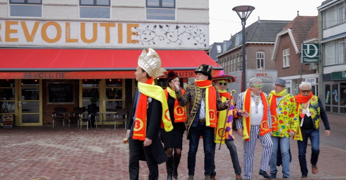 Weer ludieke carnavalsactie van burgemeester Zevenaar - Omroep Gelderland