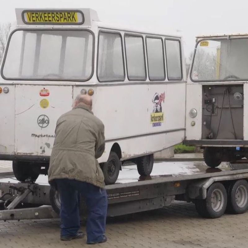 Henk is dolblij: oude bus van Verkeerspark Assen is van hem - RTV Drenthe