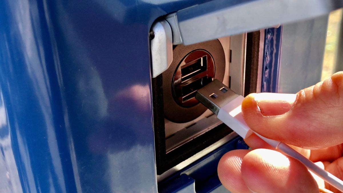 RET start proef met usb-oplaadpunt in bushokje op zonne-energie - Rijnmond