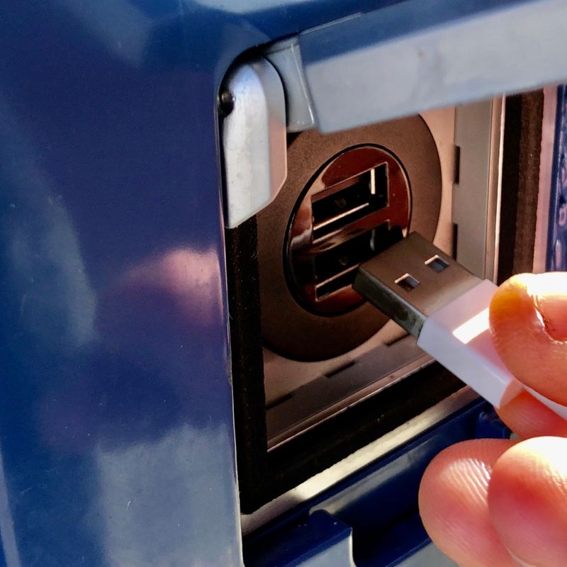 RET start proef met usb-oplaadpunt in bushokje op zonne-energie - Rijnmond