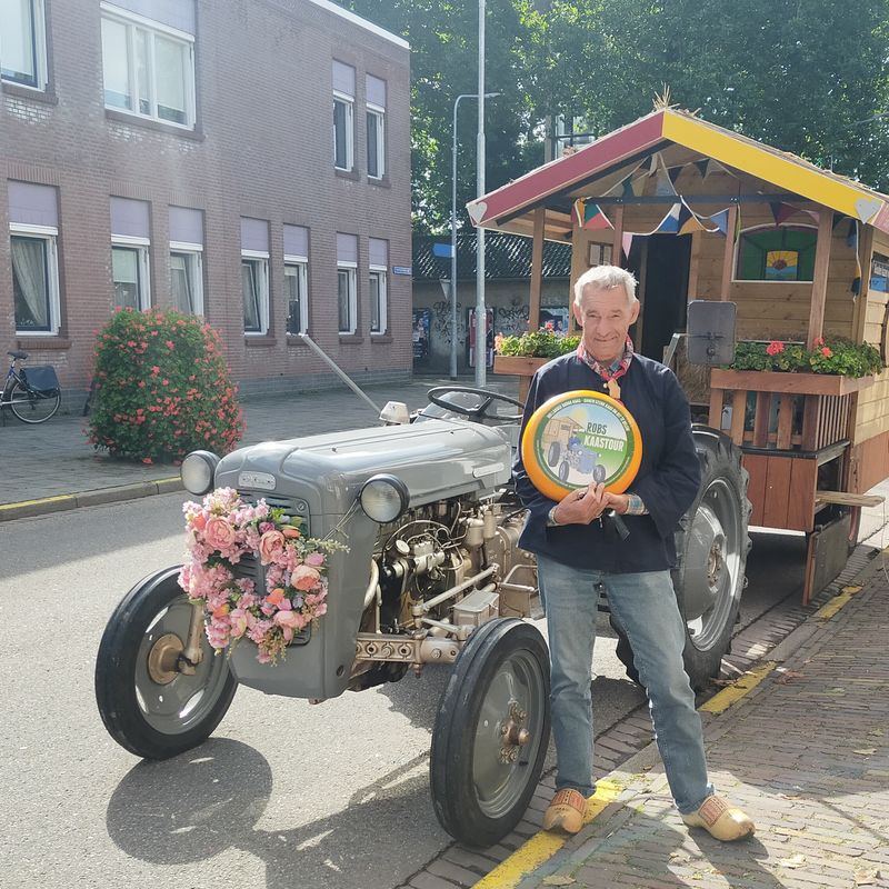 Rob rijdt met een wagen vol kaas het land door en haalt geld op voor ...
