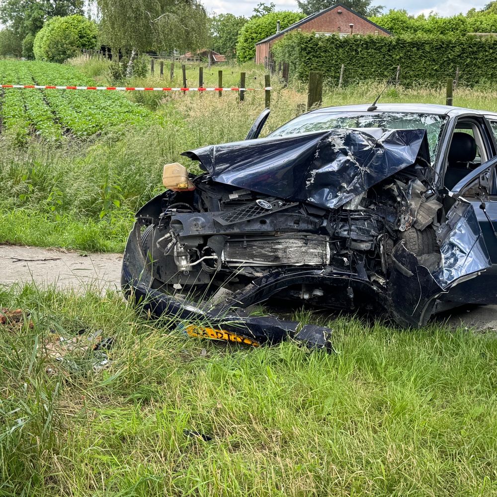 Auto frontaal op boom, twee inzittenden ernstig gewond - L1 Nieuws