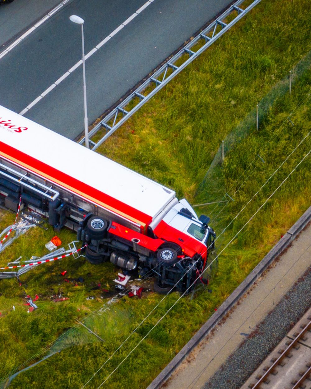 Vrachtwagen kantelt op A4: 500 liter diesel gelekt en geen treinen op HSL - Omroep West