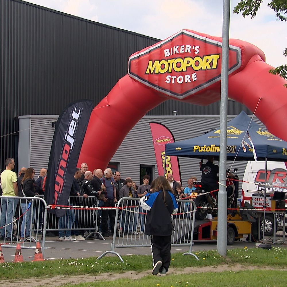 Geen woonboulevard of autoshowroom, maar naar de motorwinkel op tweede ...
