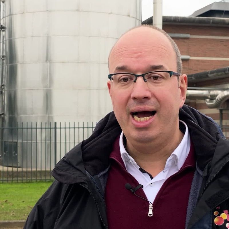Koen Gommers van Eneco legt uit hoe de warmtekrachtcentrale in Houten ...