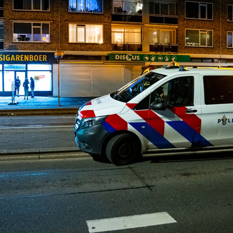 Tienermeisje probeert sigarenboer te overvallen | Deel A16 is dit ...