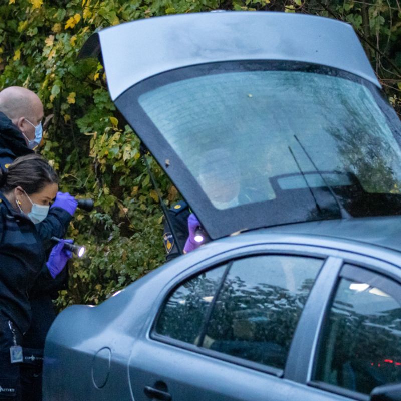 Man dood gevonden 'in onnatuurlijke houding' op achterbank auto - Rijnmond