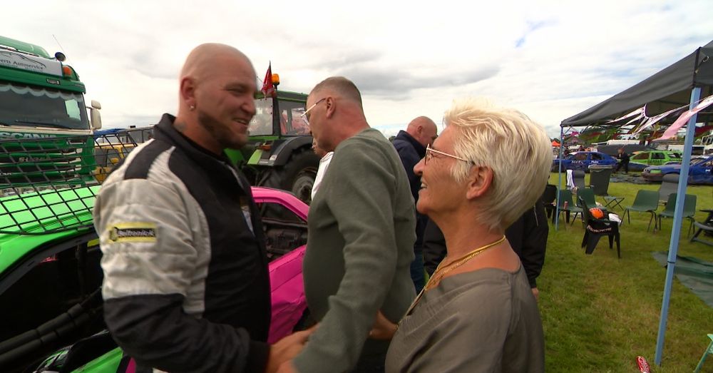 Debuteren op de autocross: 'Ik heb een klein scheetje gelaten' - RTV Noord
