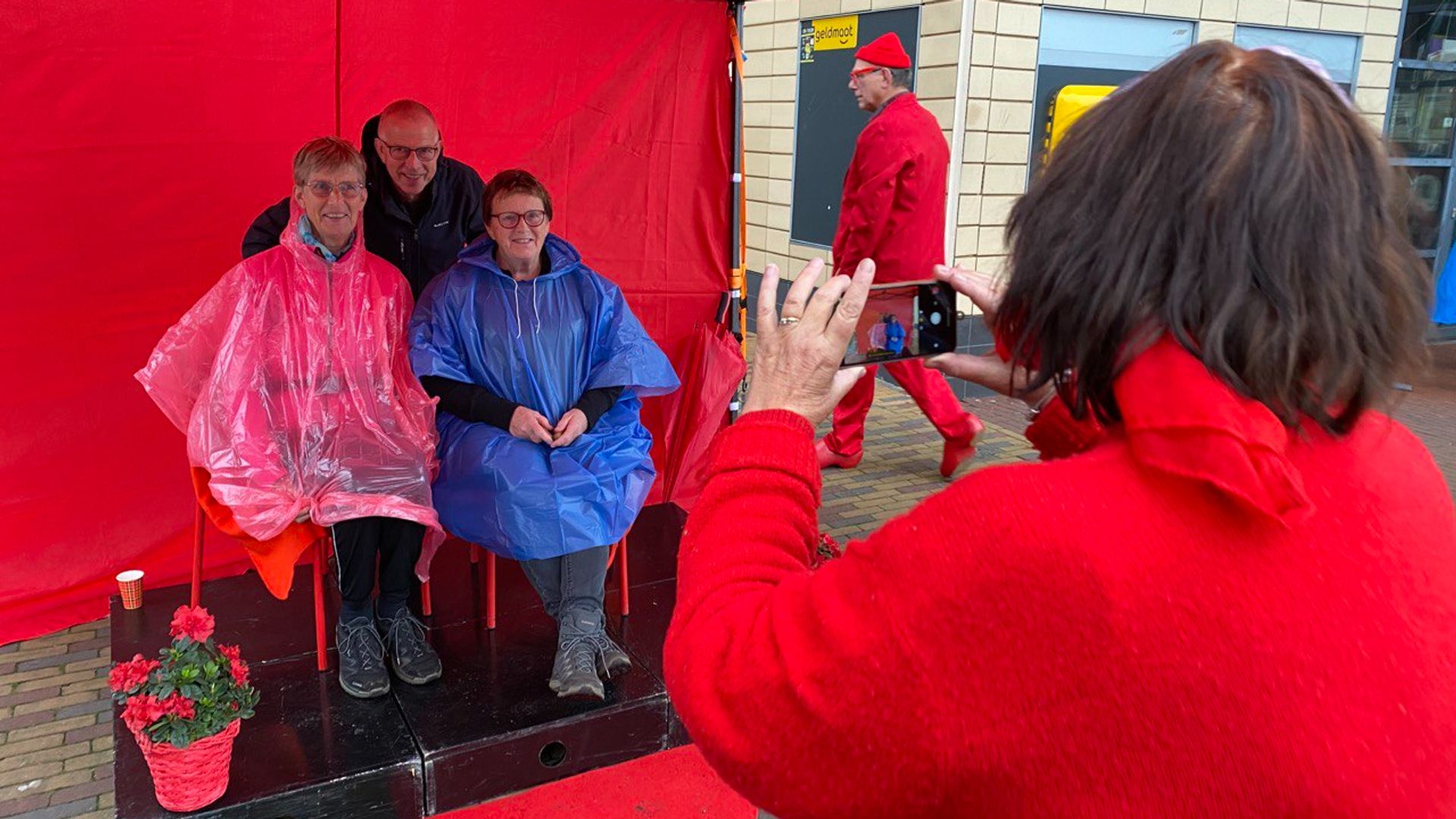 Sallandse Wandelvierdaagse dwars door manege en theater in Raalte - Oost