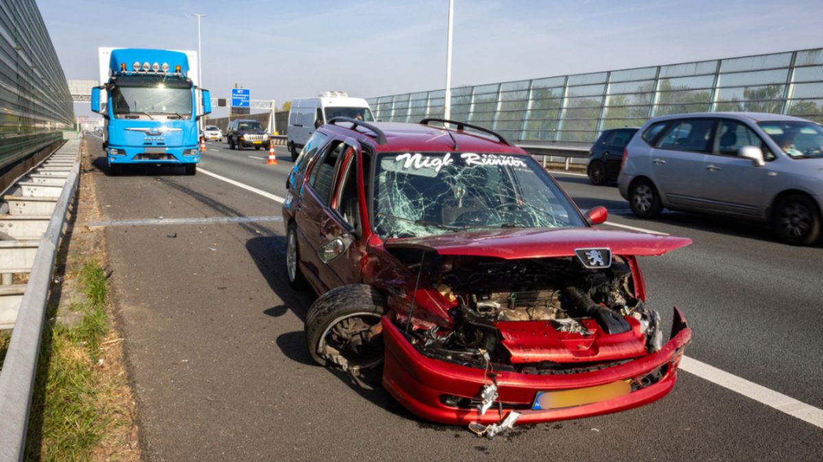 Wielen van auto breken af na botsing met vrachtwagen | Botsing tussen ...