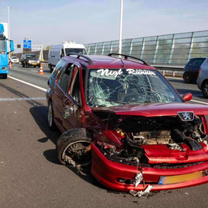 Wielen van auto breken af na botsing met vrachtwagen | Botsing tussen ...