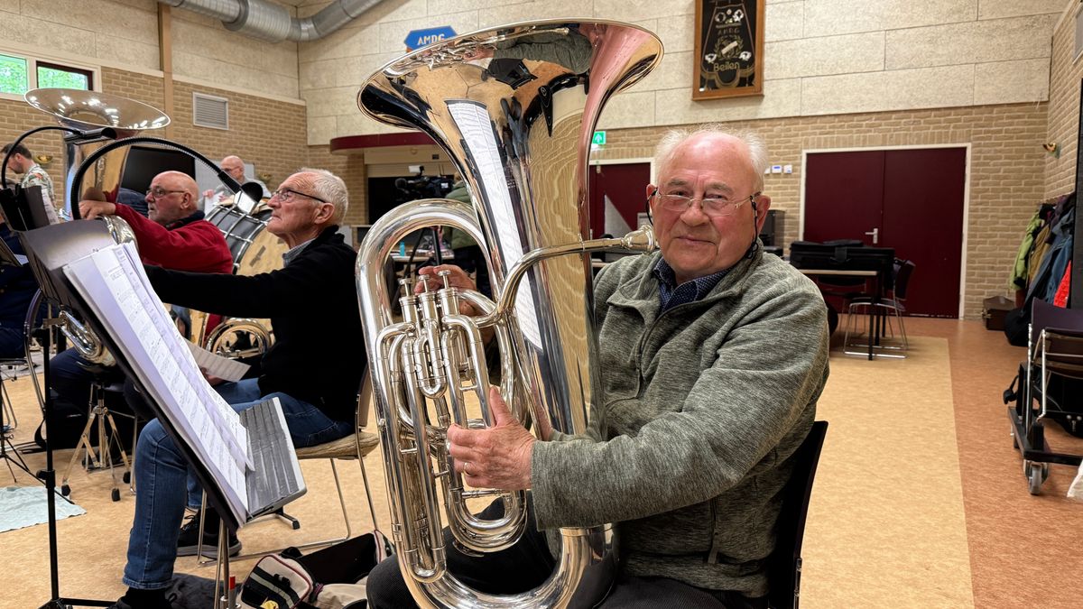 Bertus Tibben (86) speelt bas tijdens bevrijdingsconcert: 'Ik snap dat ...