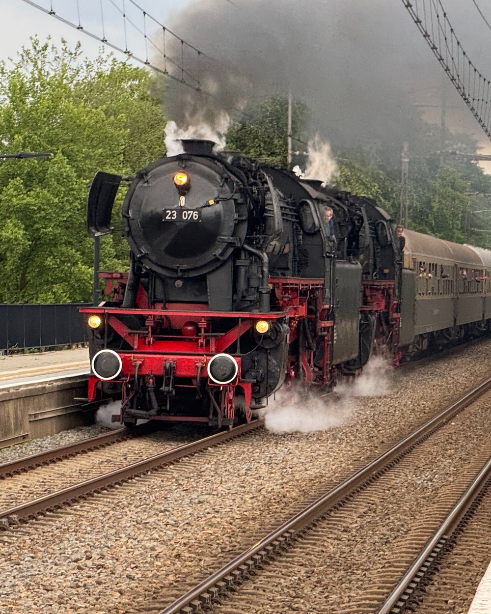 Historische stoomlocomotief trekt veel bekijks langs het spoor in ...
