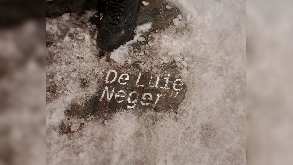 Racistische leus naast iconisch vrouwenbeeld snel verwijderd na grote ...