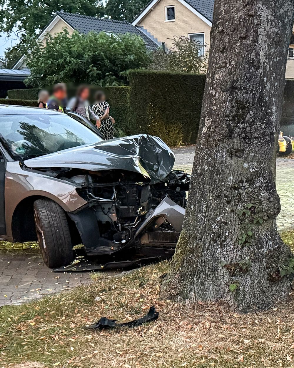 Auto botst tegen boom in Hoogeveen, bestuurder naar ziekenhuis - RTV Drenthe