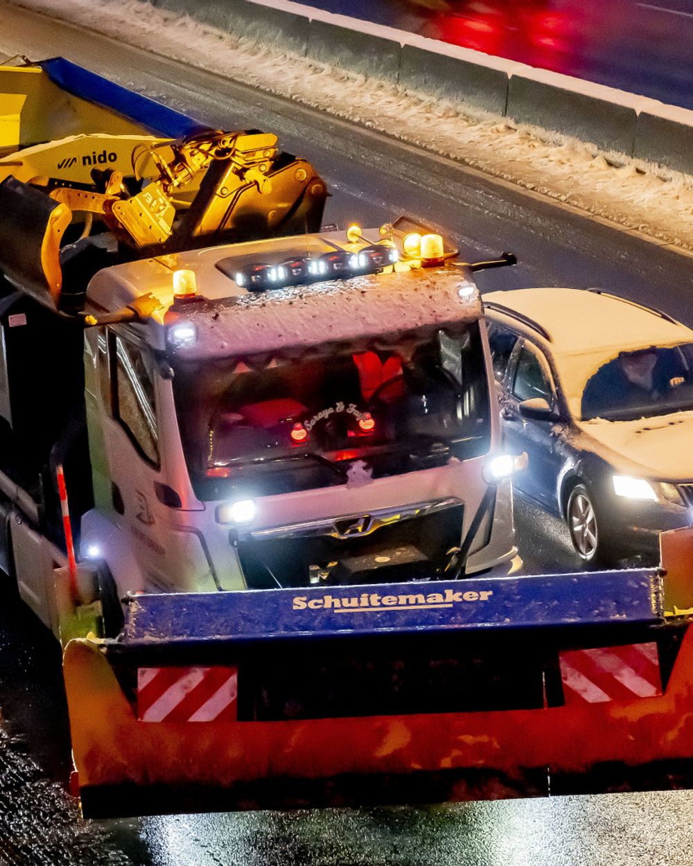 File van meer dan 40 kilometer op A4 door sneeuw op snelweg - Omroep West