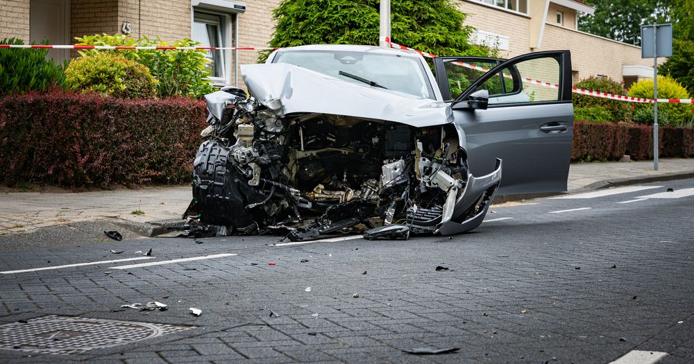 Bizar ongeluk: motorblok uit auto gerukt na botsing met betonnen muur ...