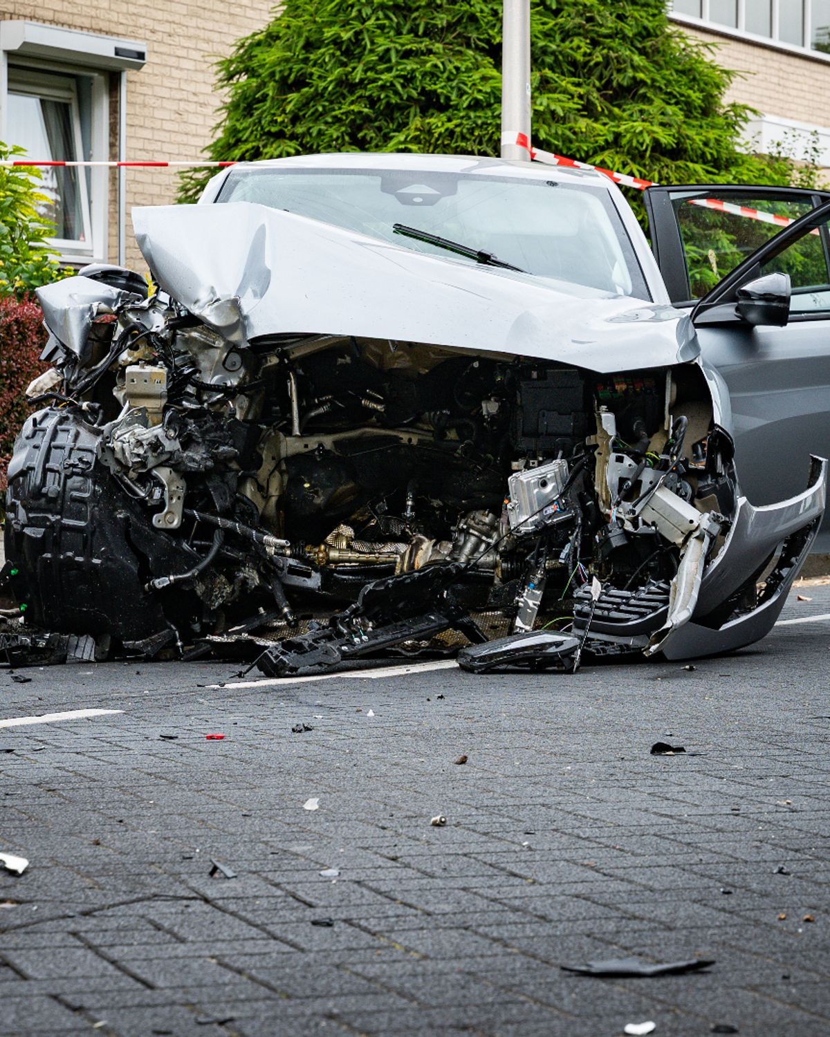 Bizar ongeluk: motorblok uit auto gerukt na botsing met betonnen muur ...