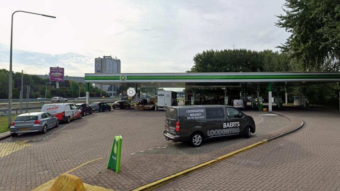 Taxi rijdt weg met tankslang, brand bij tankstation Nieuwegein snel ...