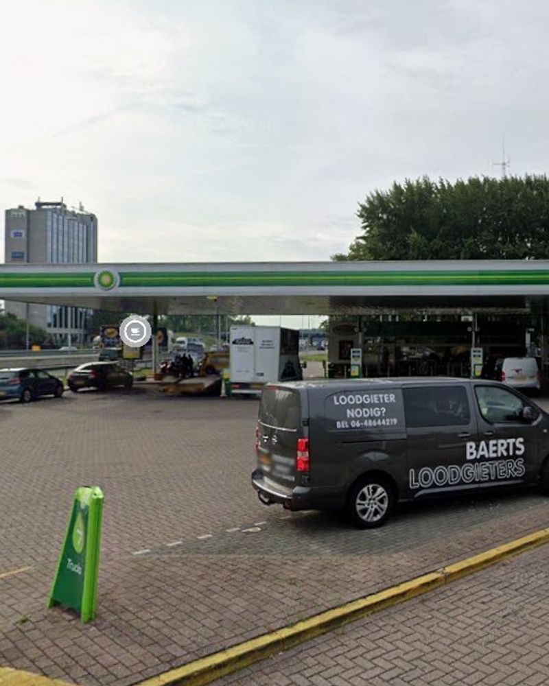Taxi rijdt weg met tankslang, brand bij tankstation Nieuwegein snel ...