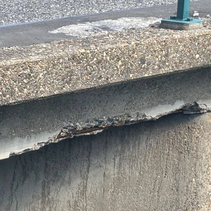 Middelste deel brug mogelijk verzakt, scheuren zijn recent ontstaan ...