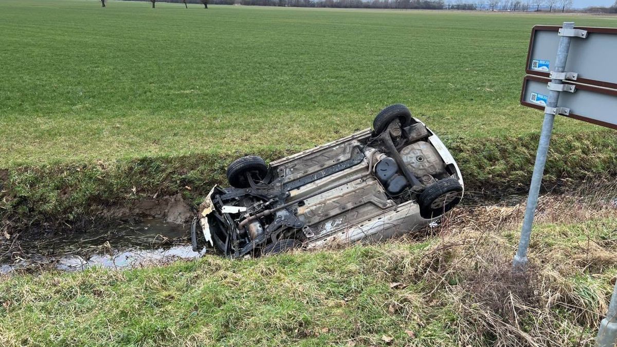 Op de kop • auto over slootje - Omroep Gelderland