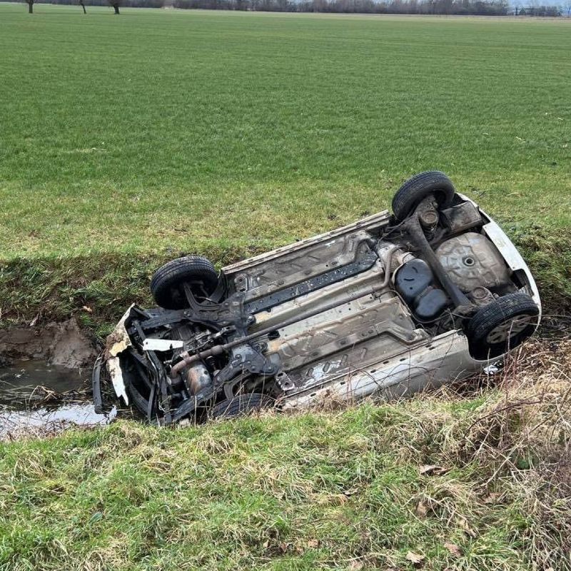 Op de kop • auto over slootje - Omroep Gelderland