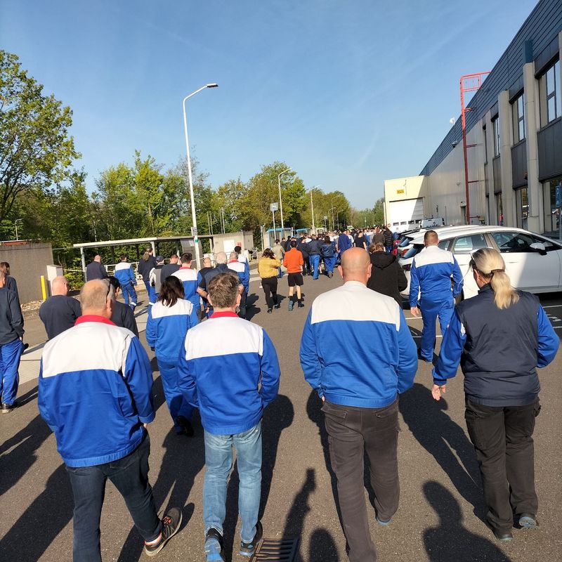 Wilde actie bij VDL Nedcar: medewerkers leggen werk neer - L1 Nieuws Wilde actie bij VDL Nedcar: medewerkers leggen werk neer - L1 Nieuws