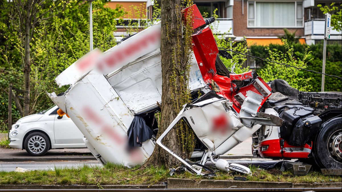 Drie mensen gewond door botsing tussen vrachtwagen en tram - Omroep West