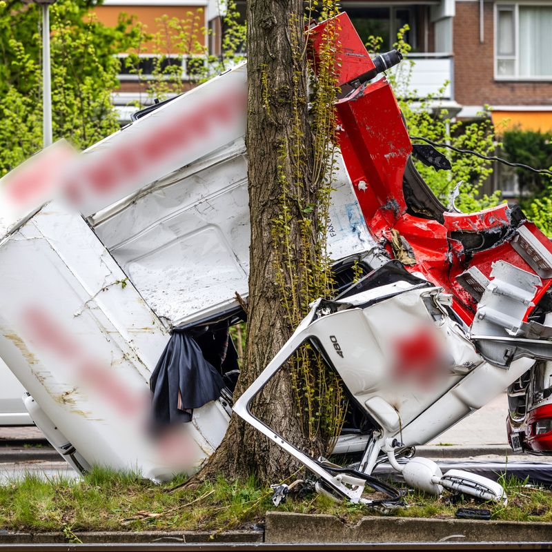 Drie mensen gewond door botsing tussen vrachtwagen en tram - Omroep West