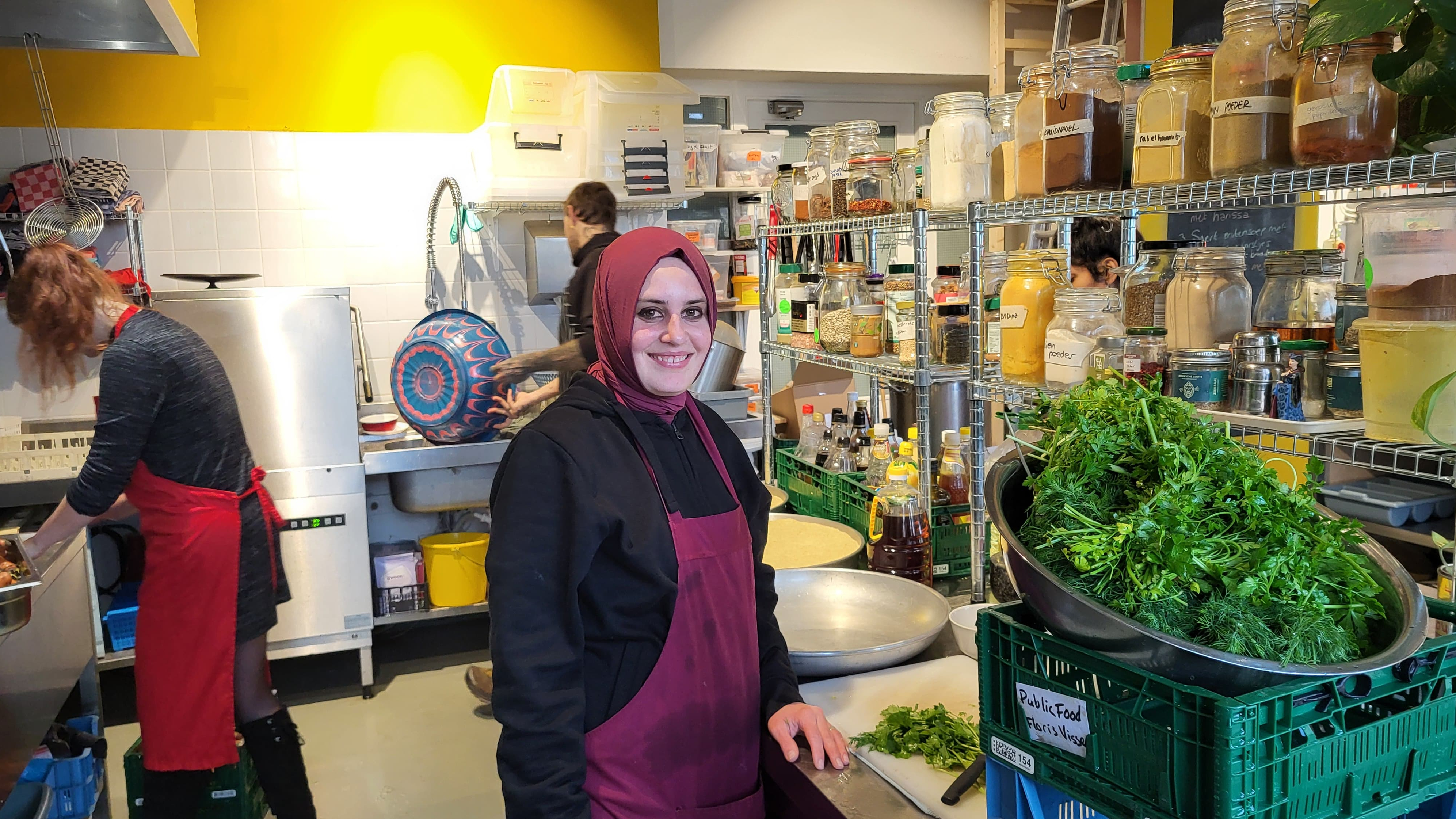 Bij deze kantine krijg je voor 5 euro een bord vol eten: 'Je mag altijd ...
