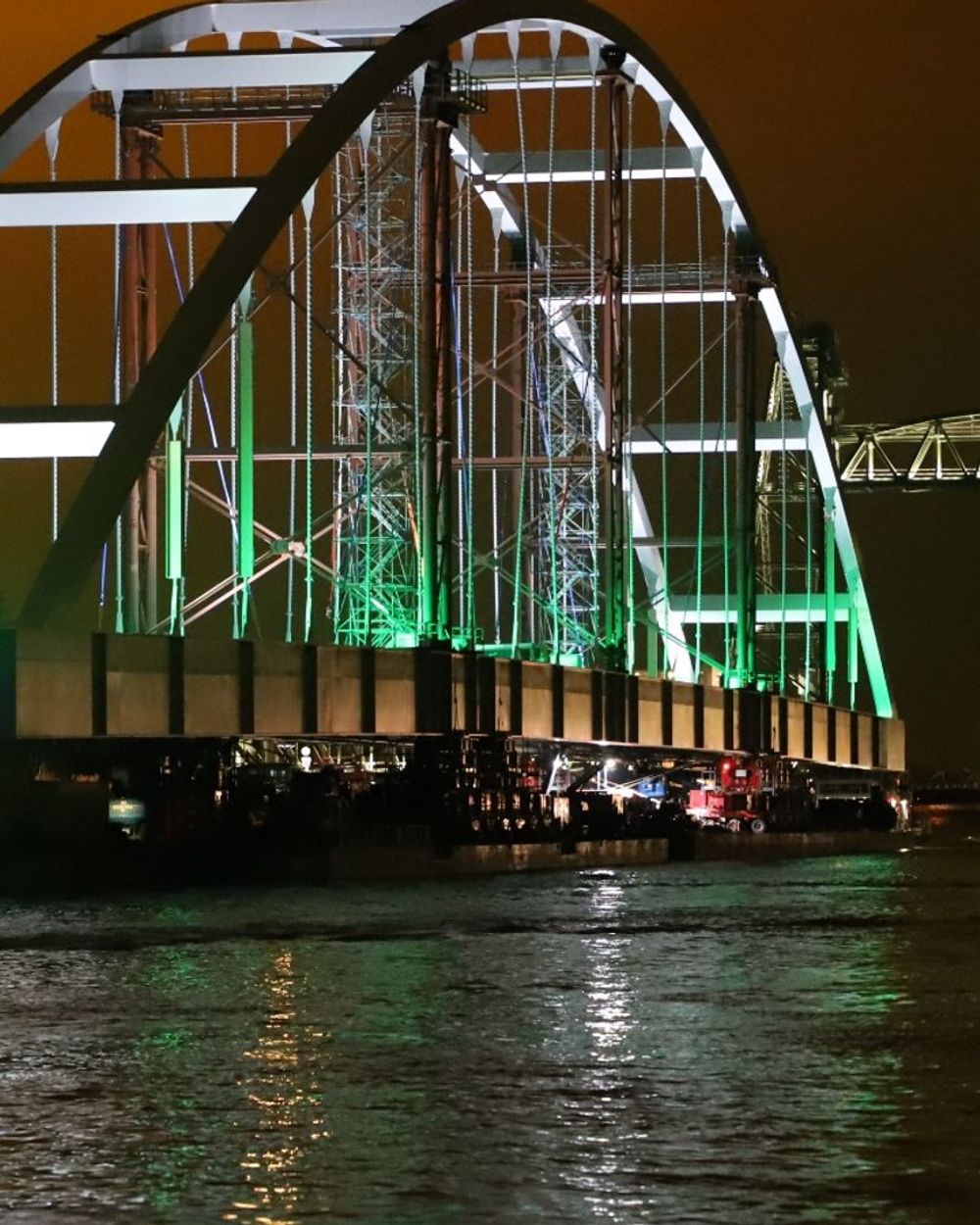Suurhoffbrug onderweg naar eindbestemming bij de Maasvlakte - Rijnmond